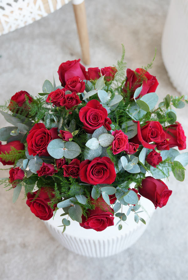 Women's Day 12 Luxury Red Roses - Hatbox– Flowers.ie