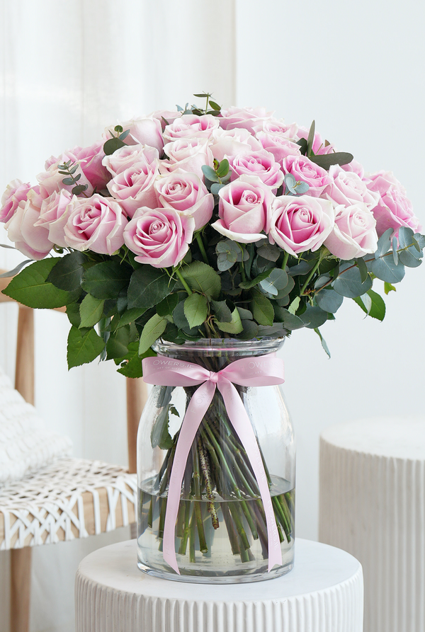 Valentine 50 Pretty Pink Roses Supreme - Vase– Flowers.ie